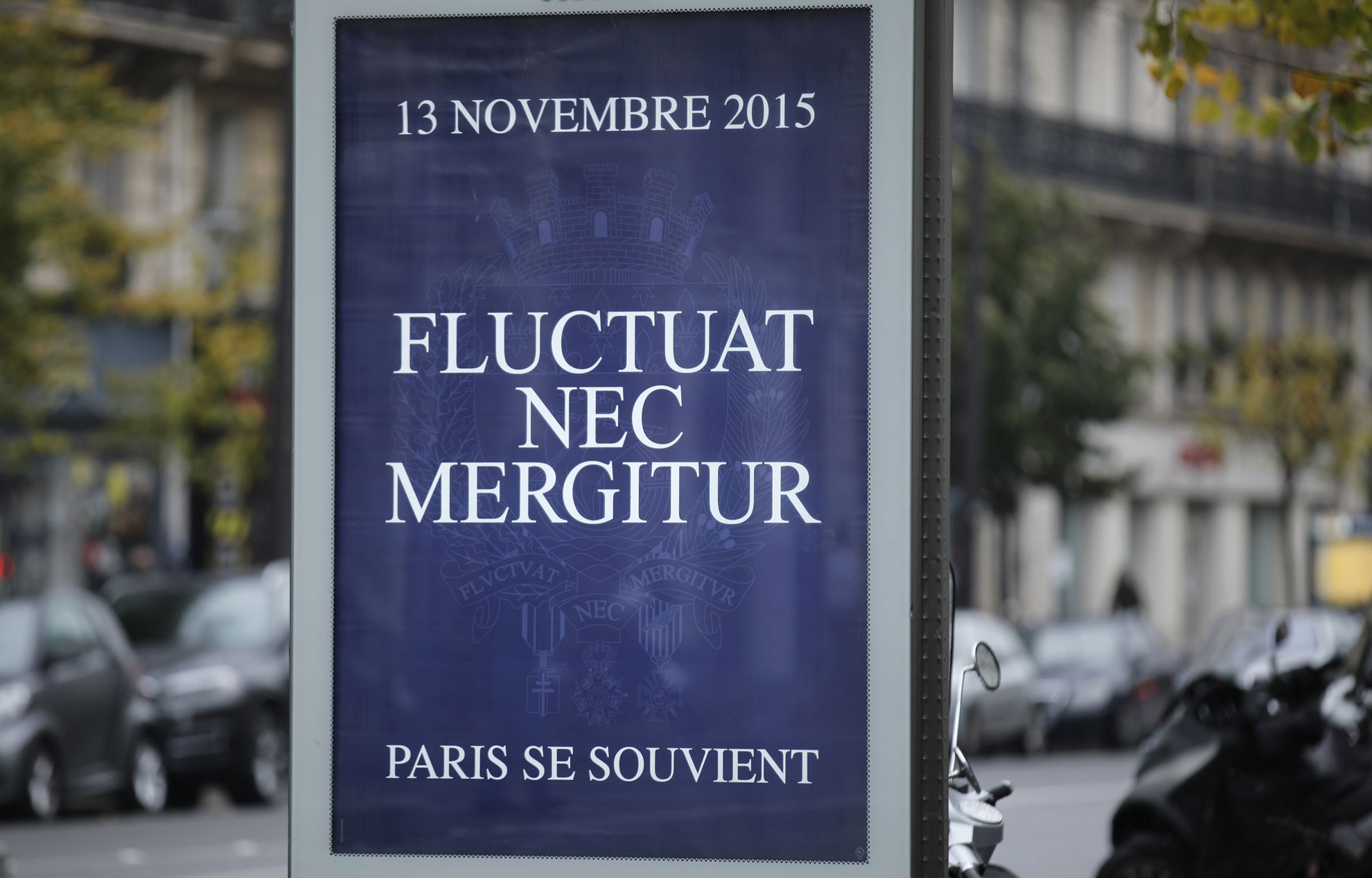 13-Novembre : comment la devise de Paris a recouvert 3.000 panneaux d ...