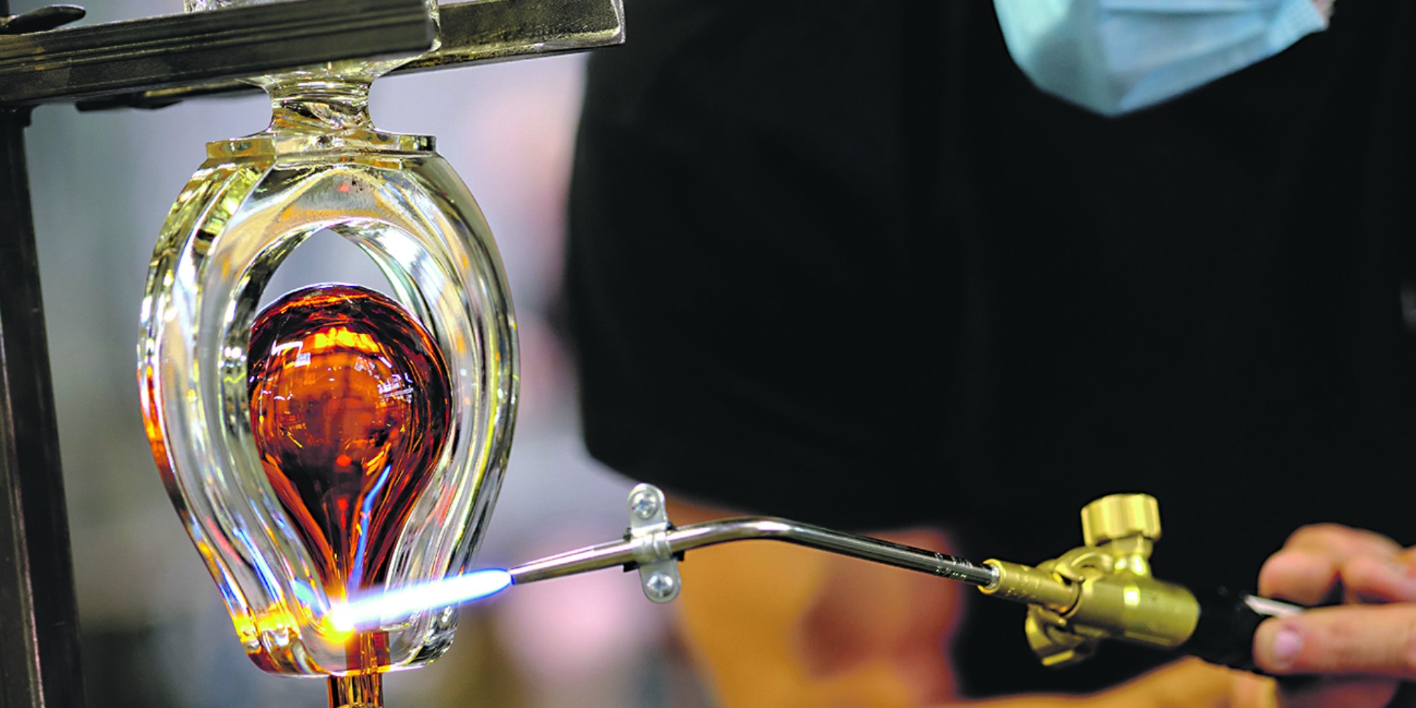 Dans l'art ou la décoration, comment le verre redevient un matériau prisé