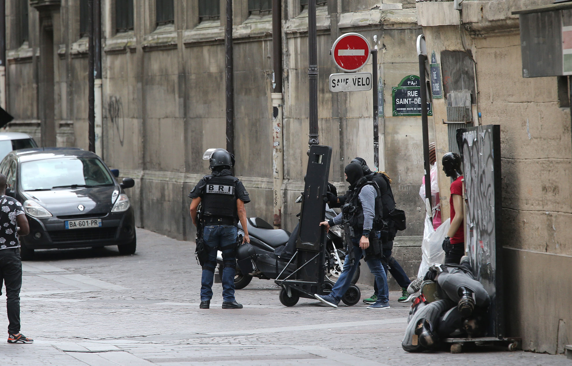 Fausse Alerte Attentat à Paris Deux Adolescents De 16 Et 14 Ans Mis