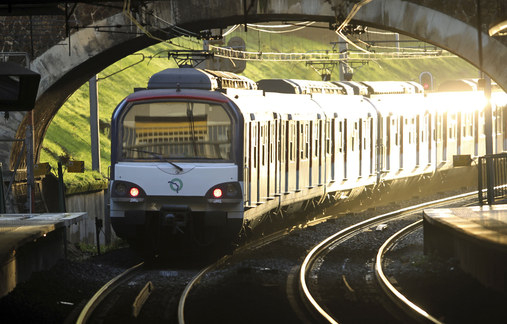 Le RER B percute et traîne une voiture tombée sur la voie