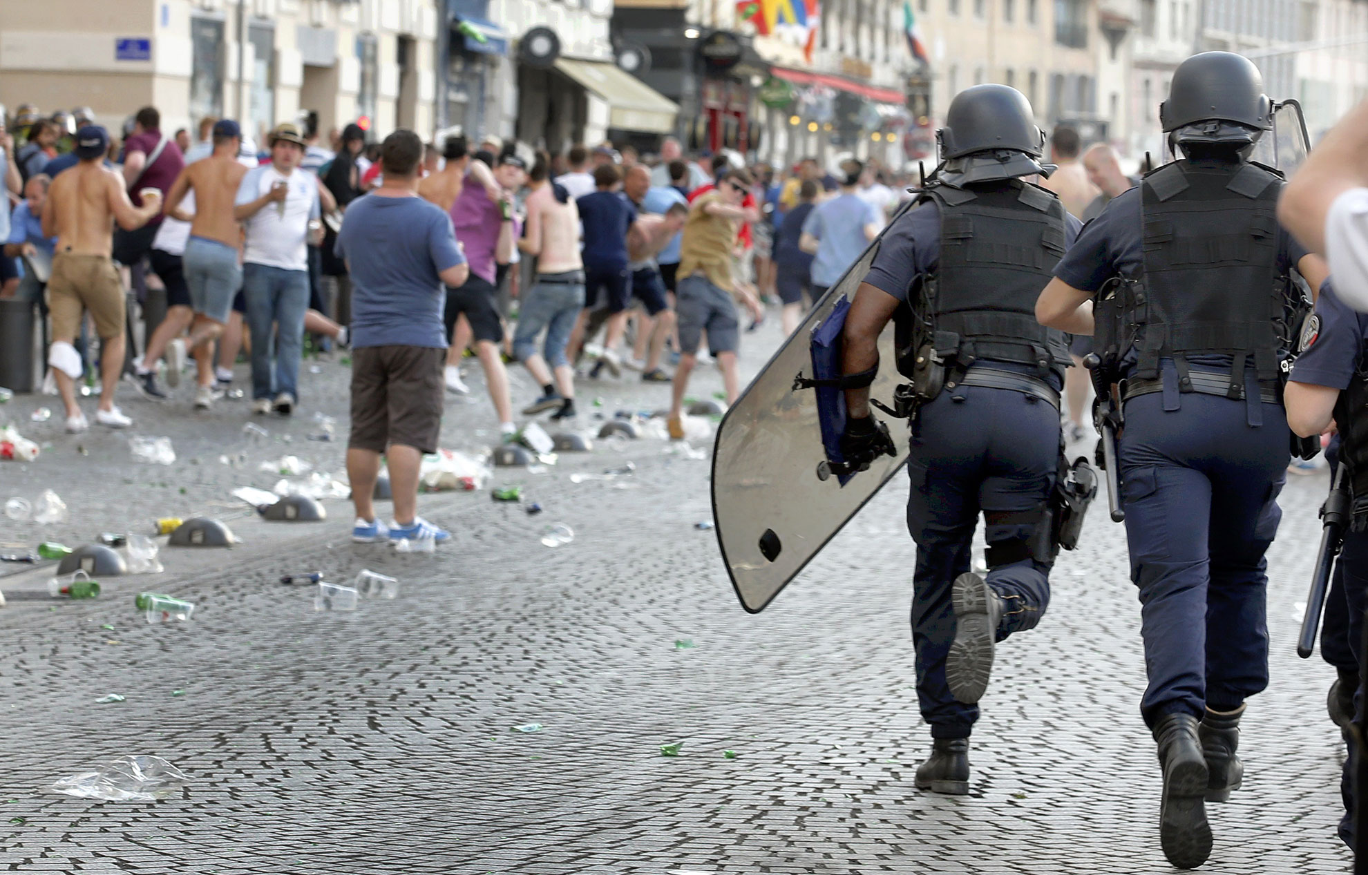 Hooligans à Marseille : le maintien de l'ordre à la française en question